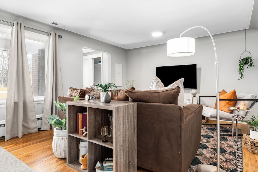 Duplex Style Home In Shelby Township | Sleeps 10+ - Sterling Heights, MI