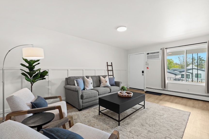 Cozy & Clean 2nd Floor Apt. - King Bed | Workspace - Warren, MI