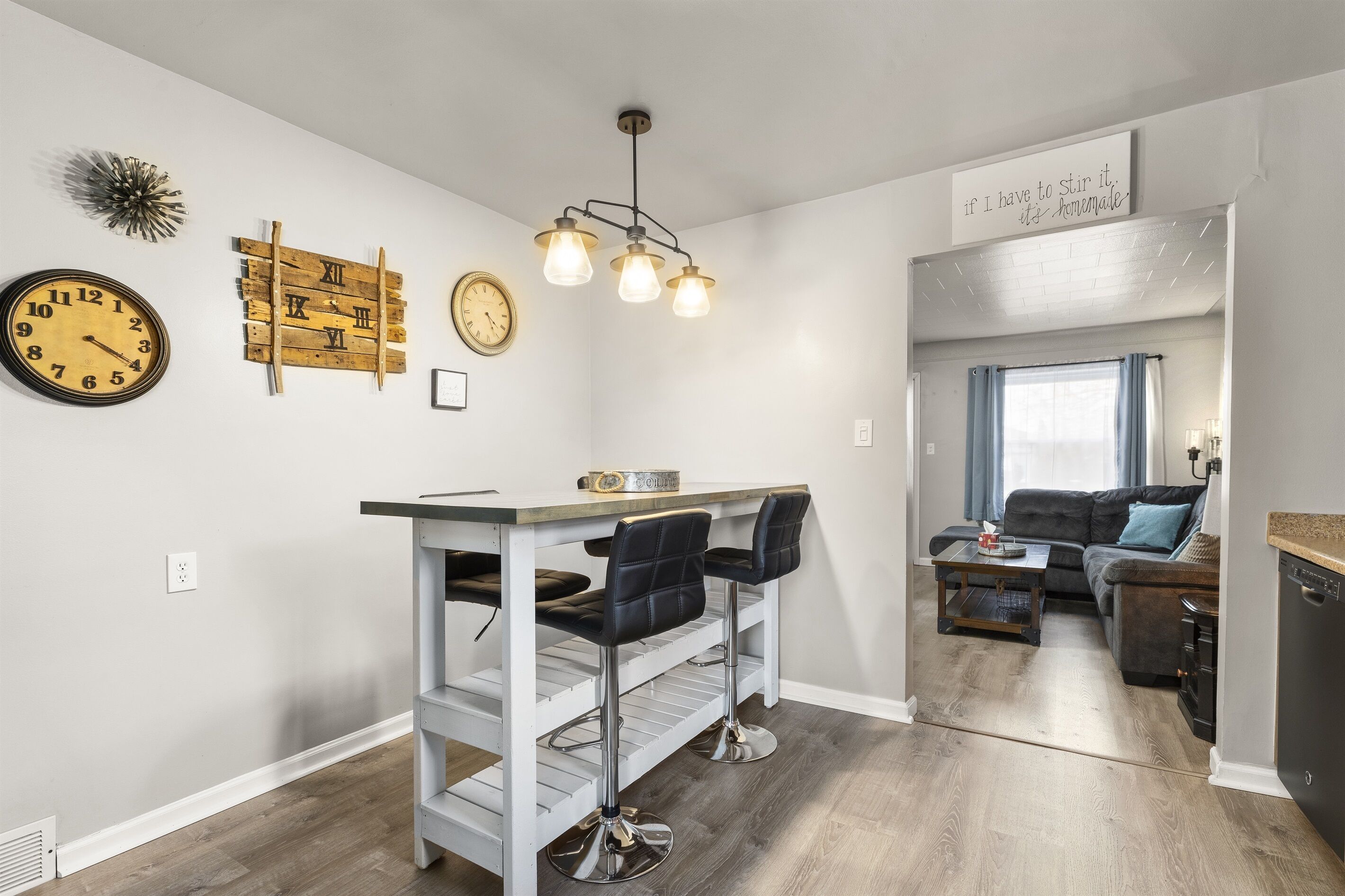 Great Location! Cozy Home With Huge Backyard - Warren, MI