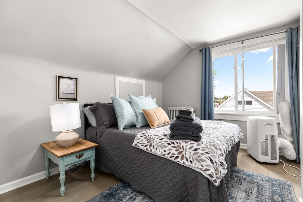 Prime Location! 2br, King Bed W/ Private Laundry - Roseville, MI
