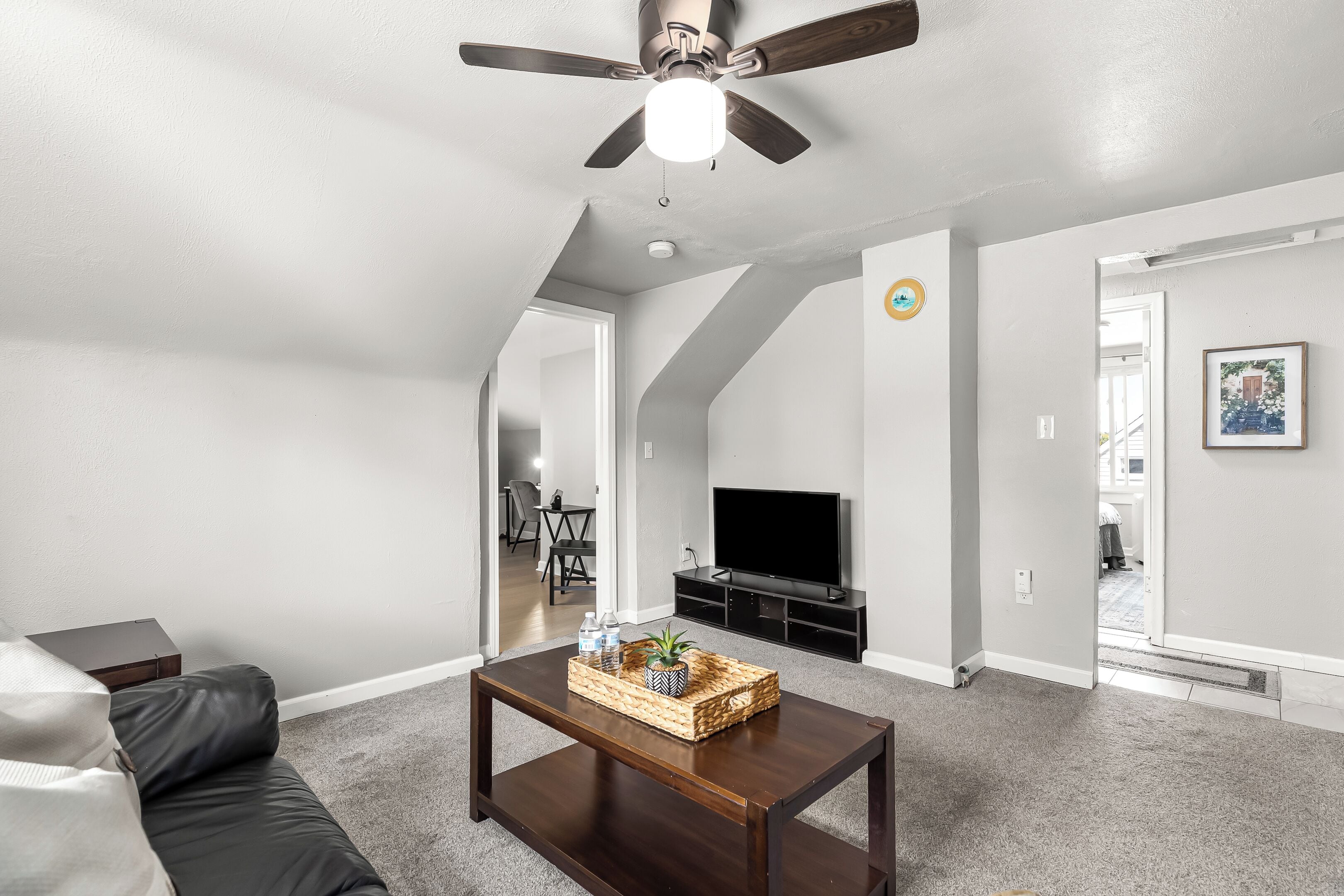 Prime Location! 2br, King Bed W/ Laundry - Warren, MI