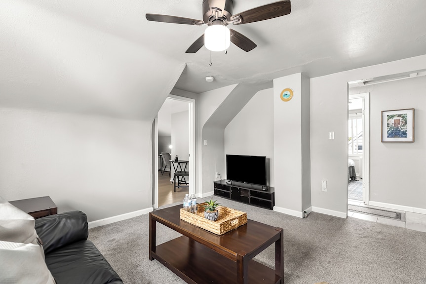 Prime Location! 2br, King Bed W/ Laundry - Warren, MI