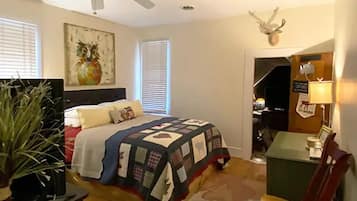 Quarto Familiar | Com decoração personalizada, com mobília individualizada, secretária