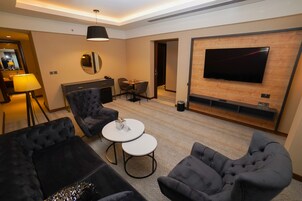 Suíte grand | Área de estar | Smart TV 43 polegadas com canais via satélite, TV