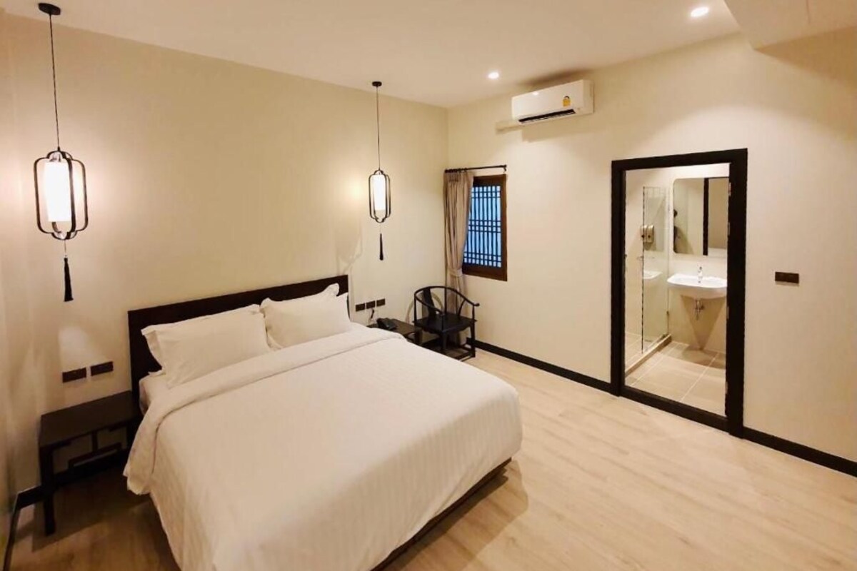 Roupas de cama antialérgicas, cofres nos quartos, escrivaninha