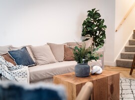 1 quarto, com mobília individualizada, ferro/tábua de engomar