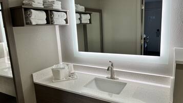 Uma combinação polibã/banheira, artigos de higiene pessoal grátis