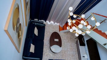 Apartamento superior, 4 quartos | Área de estar | Smart TV 50 polegadas com canais digitais, TV