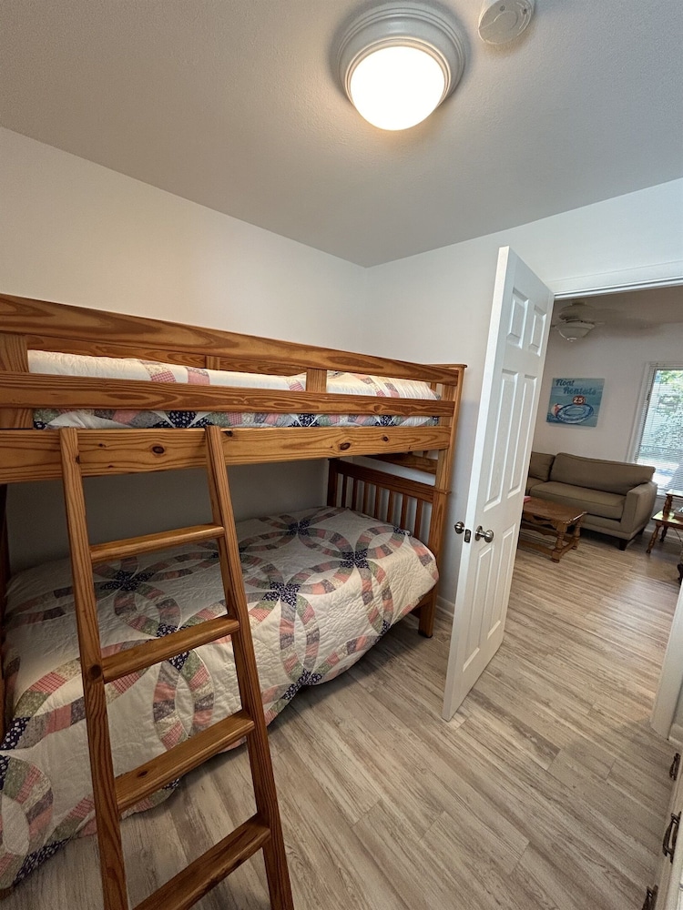 Lovely Lakeside Chautauqua Cottage Rental - 오하이오