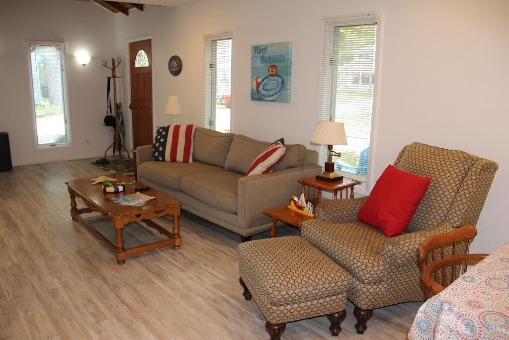 Lovely Lakeside Chautauqua Cottage Rental - Sandusky, OH