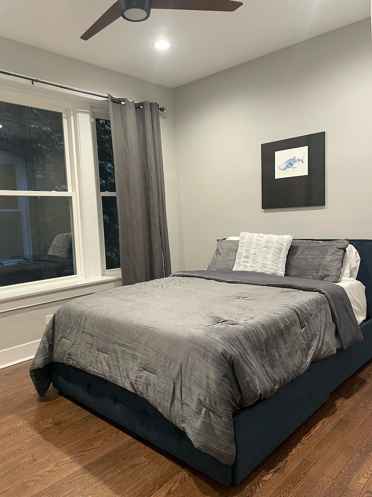 3 Br / 2 Bth Unit Steps To The Beach And Close To Loyola - Chicago, IL