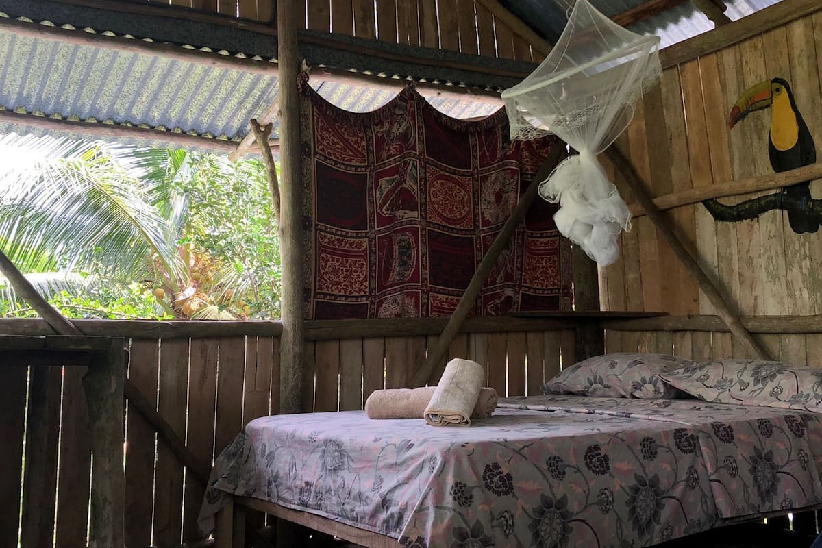 Cabana de Madeira Básica | Wi-fi grátis, com mobília individualizada, roupa de cama fornecida
