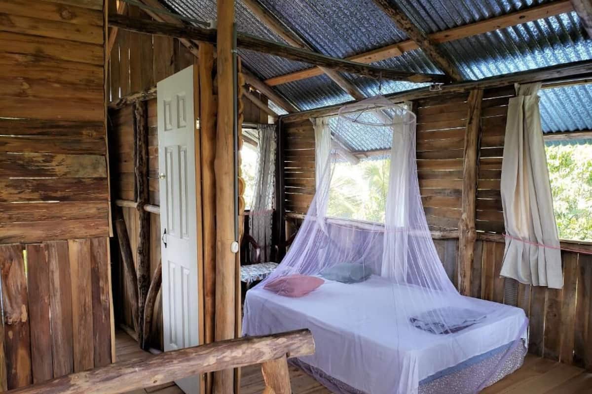 Cabana de Madeira Tradicional | Wi-fi grátis, com mobília individualizada, roupa de cama fornecida