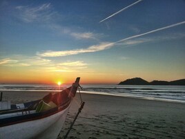 Perto da praia, areia branca 