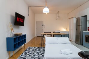 Estúdio família, vista para a cidade | Área de estar | Smart TV 50 polegadas com canais digitais, TV