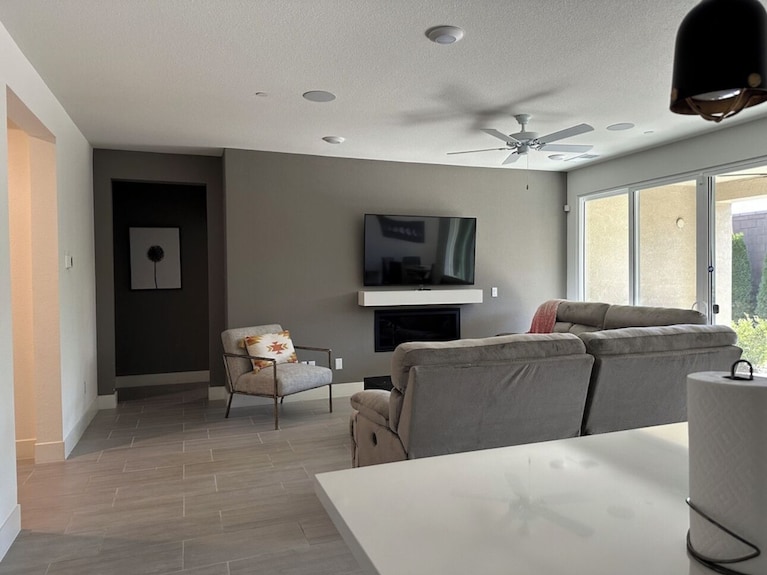 Cheerful & Cozy 4 Bedroom And 3.5 Bath Home. - Stockton, CA