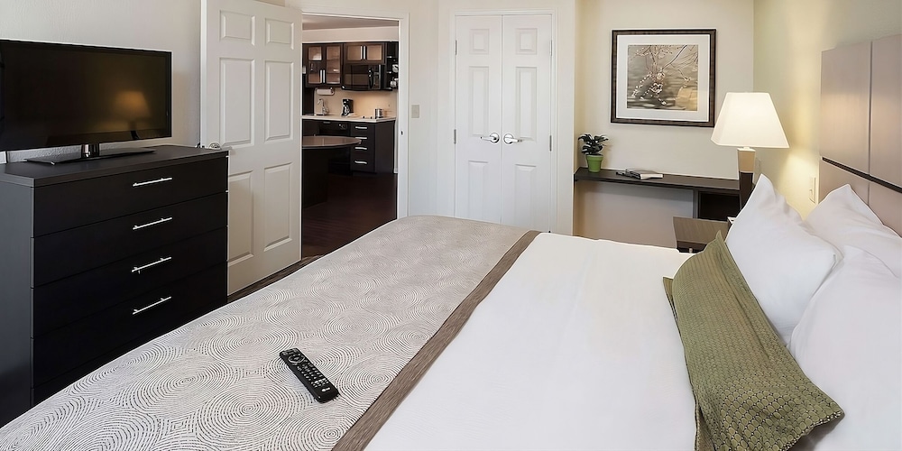 Wonderful Place To Stay! 2 Relaxing Rooms W/ Living Room, Free Parking - Birmingham, MI