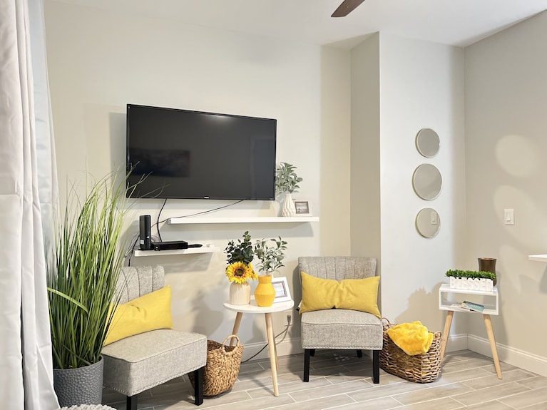 Beautifully Renovated Comfy One Bedroom Apartment, -- Minutes From Manhattan - New York