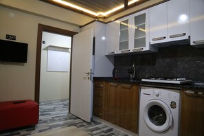 Apartamento Premium | Cozinha privada | Minifrigorífico, uma placa de cozinha, utensílios de cozinha