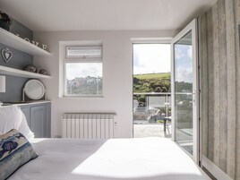 3 quartos, com decoração personalizada, com mobília individualizada 