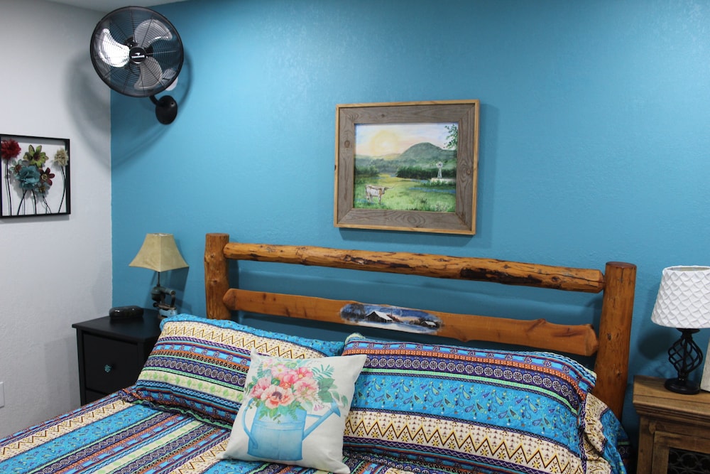 Comfortable, Cottage, Huge Shade Trees - Texas