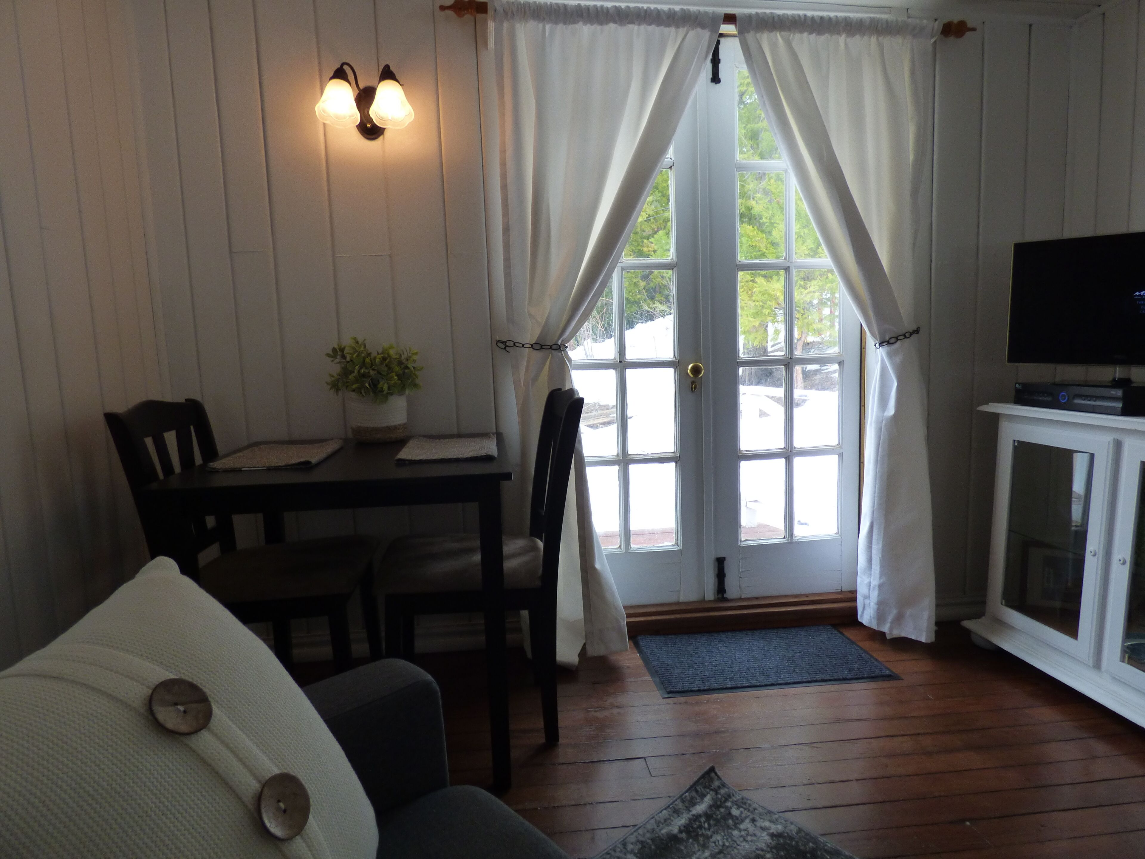 Romantic Tiny Cabin- With Lake View - Lake Arrowhead, CA