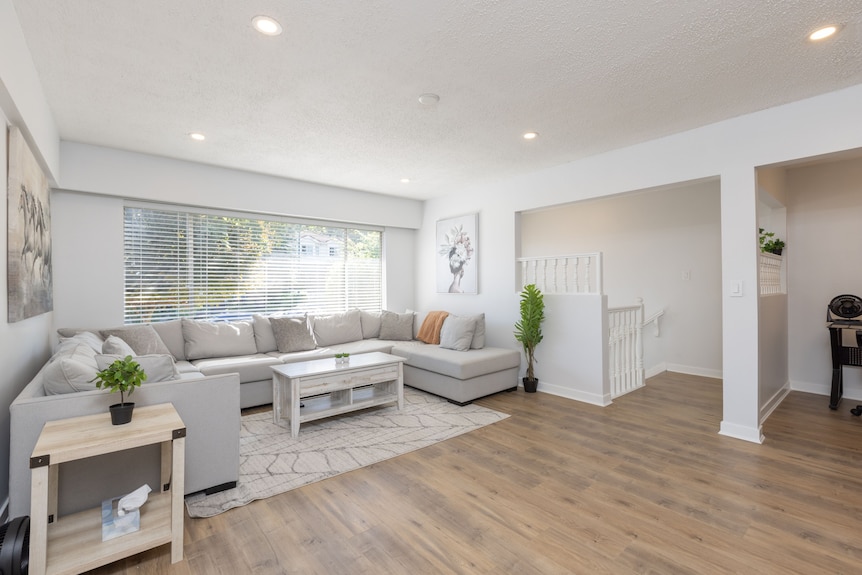 Centrally Located 3 Bedroom 2 Bathroom Close To Stores, Restaurants And Downtown - Vancouver