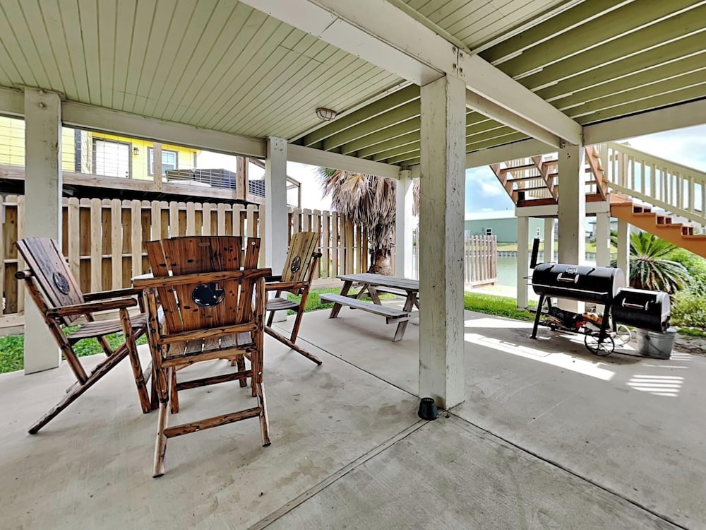 A Fin N Feather | Pet Friendly + Canal Views - Rockport, TX