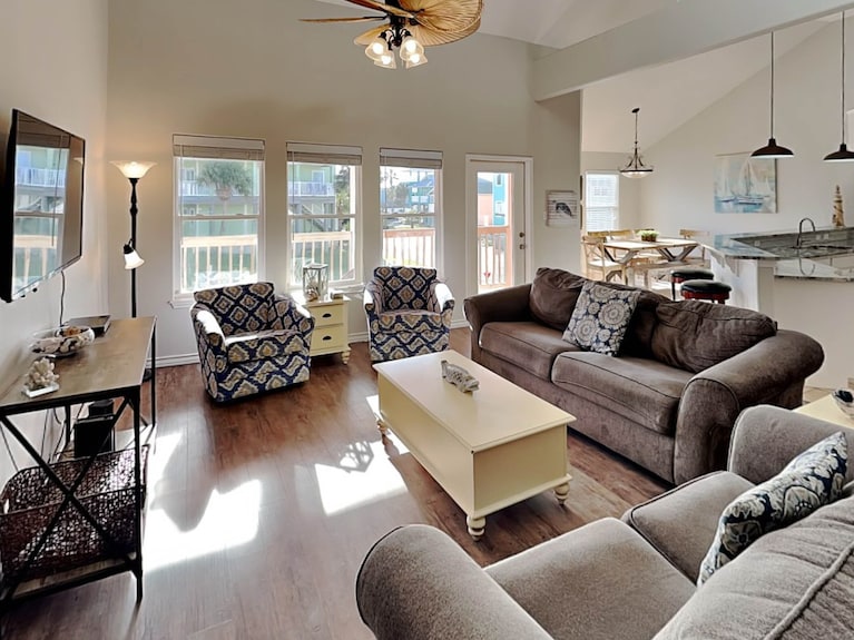 Sol Searcher | Pet Friendly, Walk To Beach! - Port Aransas, TX