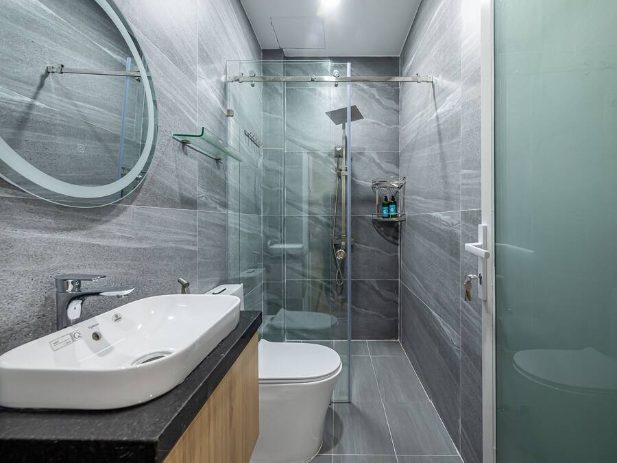 Apartamento Comfort | Casa de banho | Um polibã, um secador de cabelo, roupões, toalhas fornecidas