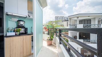 Apartamento Deluxe | Cozinha privada | Um frigorífico, um micro-ondas, uma panela elétrica de arroz