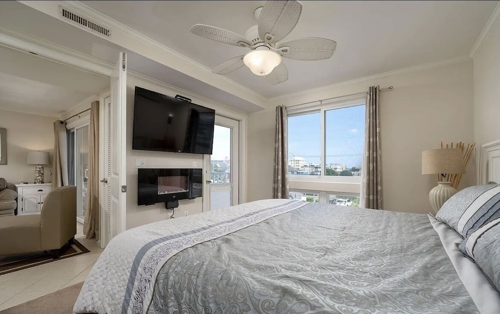 Makai Beautiful 2 Bedroom 2 Bath Condo With Parking. Close To Convention Center. - Ocean City