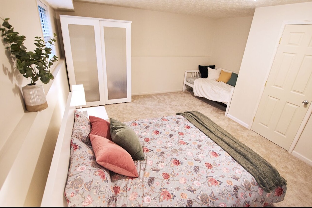 New! Enjoy Mountain View And Private Lake From Your Home In Laurel Highlands! - Donegal, PA