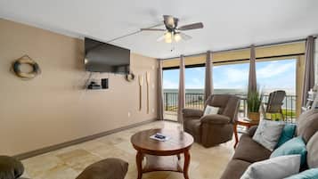Apartamento em Condomínio Fechado, várias camas, pátio (#414 2 BR - Grandview - Pet Friendly) | Sala de estar | Televisor de ecrã plano de 42 polegadas com canais por cabo, televisor