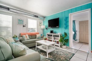 Apartamento em Condomínio Fechado, várias camas (#10 - Pets) | Sala de estar | Televisor 