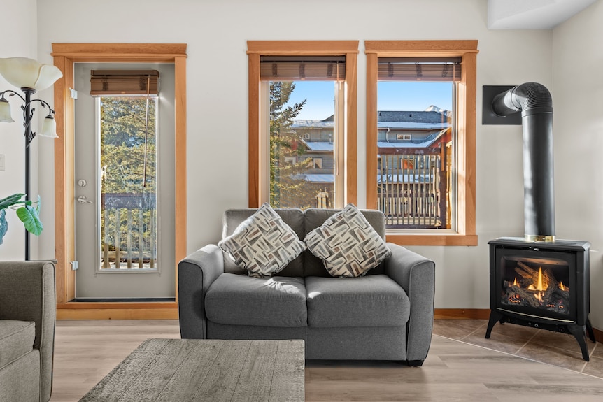 Heated Outdoor Pool & Tubs 2 Bedroom & 2 Full Baths 5 Beds 9 Guests - Canmore