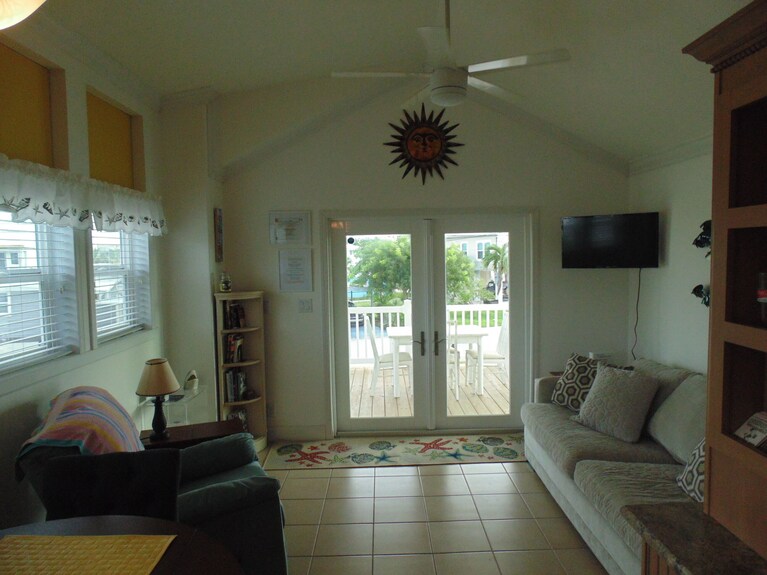 Banana Republics - Located In Paradise - 佛羅裡達礁島群