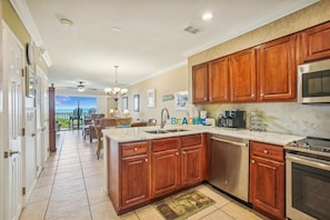 Apartamento em Condomínio Fechado, 1 cama king-size (OceanFront Bliss: Night of Lights Get) | Cozinha privada | Uma torradeira