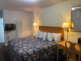 Quarto Individual Económico, 1 cama king-size | Cofre no quarto, secretária, roupa de cama fornecida