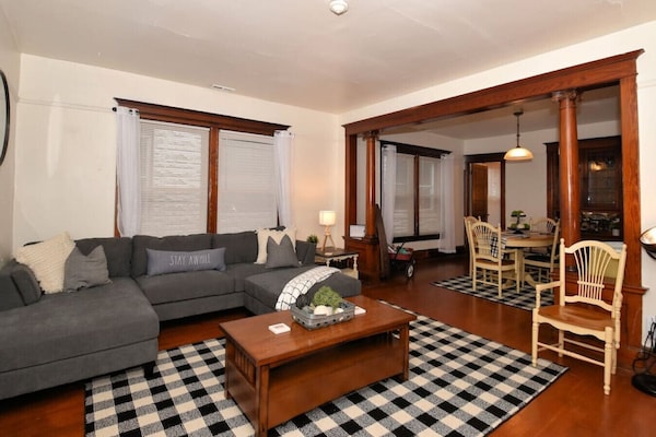 Charming Vintage Farmhouse 3 Bedroom Oasis - Milwaukee