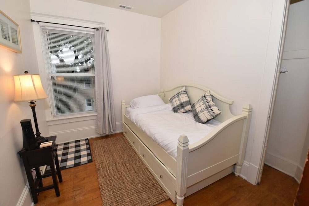 Charming Vintage Farmhouse 3 Bedroom Oasis - Milwaukee, WI