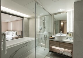 Quarto casal superior | Edredons de pluma, frigobar (abastecido com itens grátis)