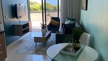 Apartamento Executivo | Sala de estar | Smart TV de 42 polegadas com canais por cabo, televisor