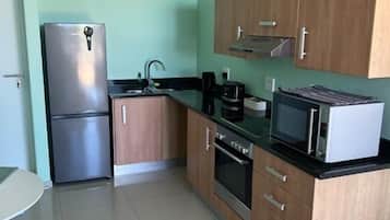 Apartamento Executivo | Cozinha privada | Um frigorífico, um micro-ondas, um forno, uma placa de cozinha