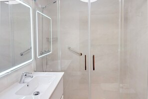 Apartamento de 2 habitaciones | Casa de banho | Um secador de cabelo (mediante pedido), toalhas fornecidas, sabão 