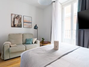 Studio Apartment with Balcony | 1 quarto, com decoração personalizada, com mobília individualizada 