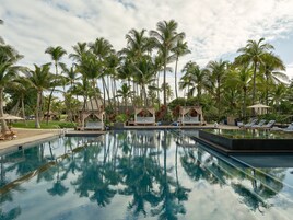 3 piscinas externas, barracas de cortesia, guarda-sóis