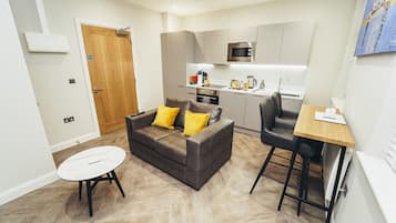 Apartamento urbano | Área de estar | Smart TV 40 polegadas com canais digitais, TV