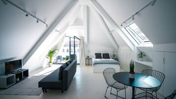 Estúdio Superior | Sala de estar | Televisor de ecrã plano de 42 polegadas com canais por cabo, televisor