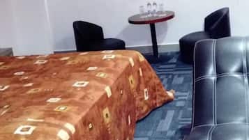 Quarto Básico | Casa de banho | Um polibã, um chuveiro fixo, papel higiénico
